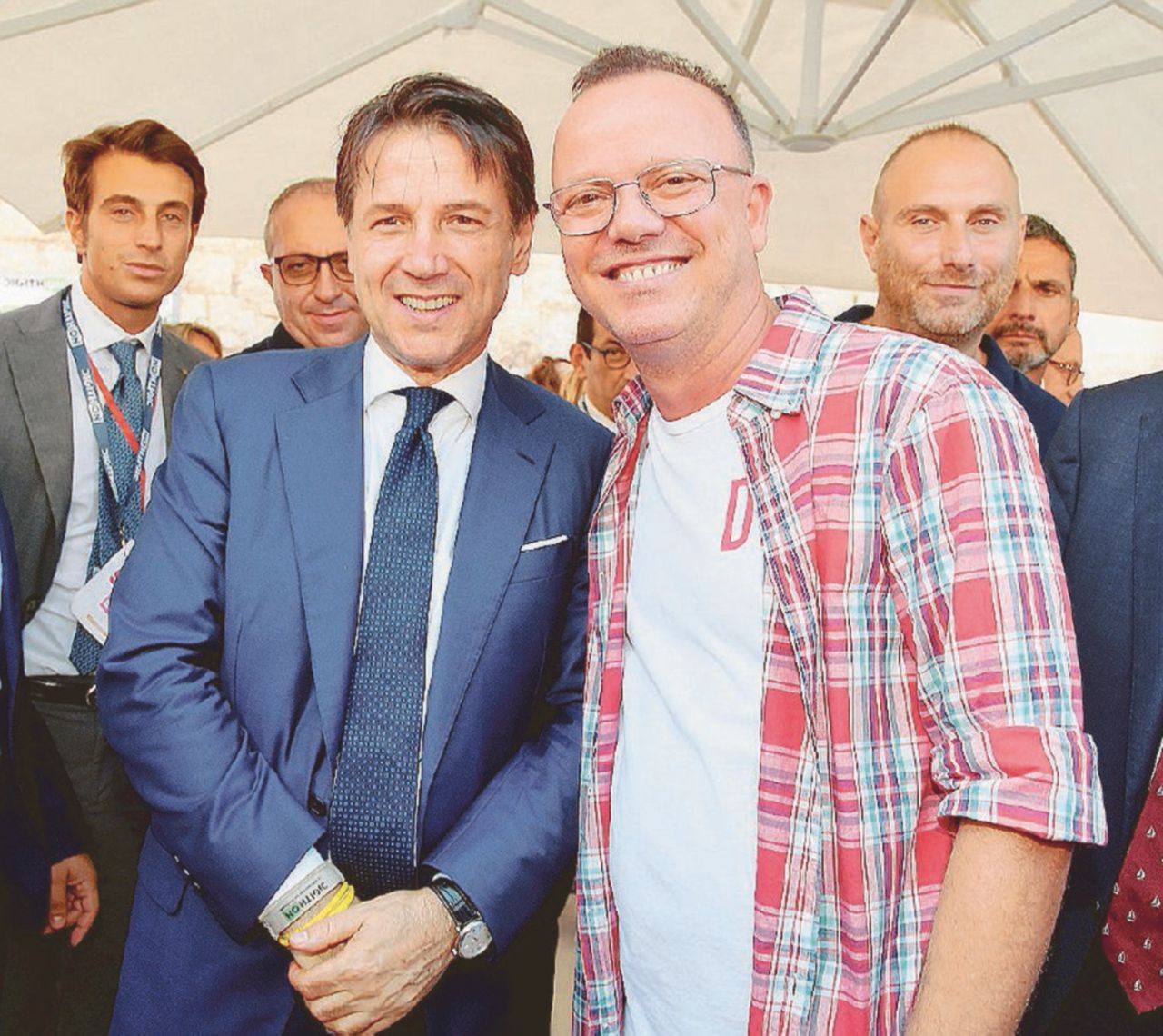 L’elfo Renato sperso nei Boschi e Conte canta con D’Alessio - Il Fatto ...