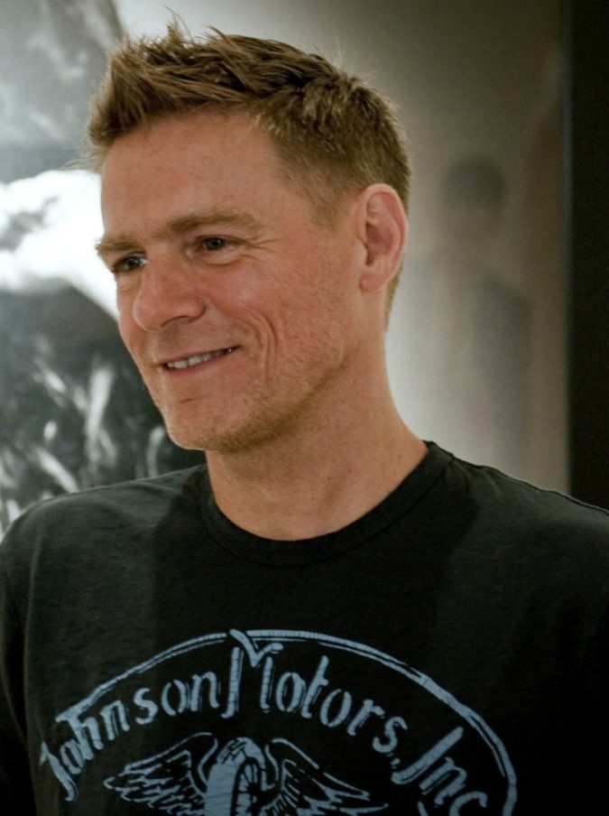 Bryan Adams si lancia in acqua e fa da scudo umano per salvare una ...