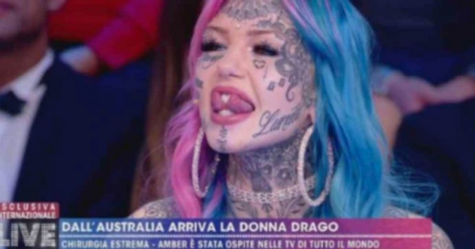 Amber Luke, la "donna drago" a Live Non è la D'Urso: 200 tatuaggi ...