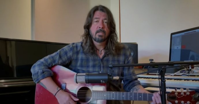 Dave Grohl canta My Hero da casa sua: "A tutti coloro che sono in prima ...