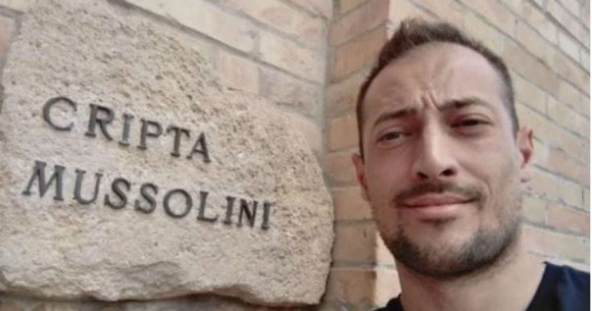 Selfie davanti alla cripta di Mussolini, Lega sospende consigliere ...
