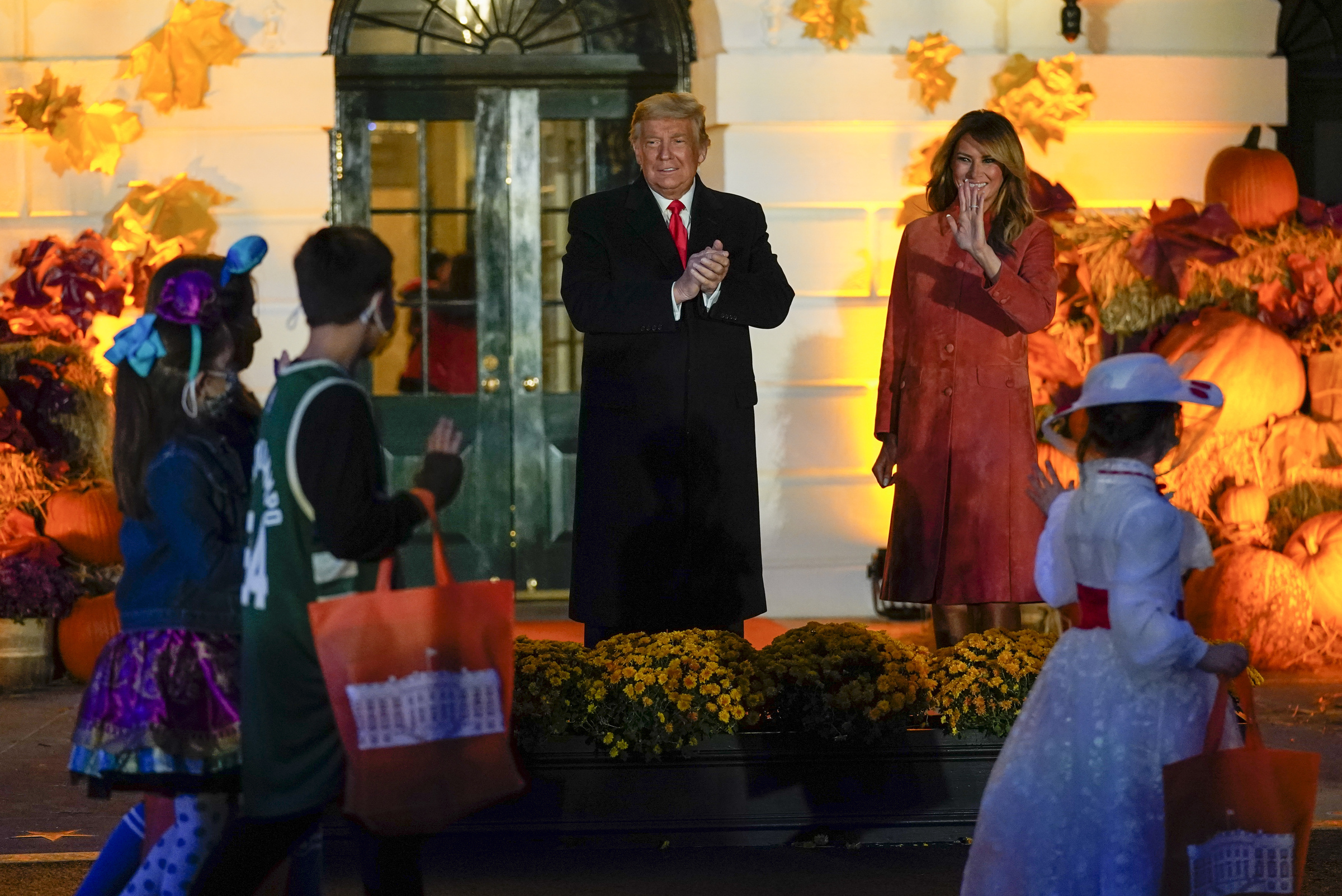Donald e Melania Trump festeggiano Halloween in anticipo (con due sosia ...