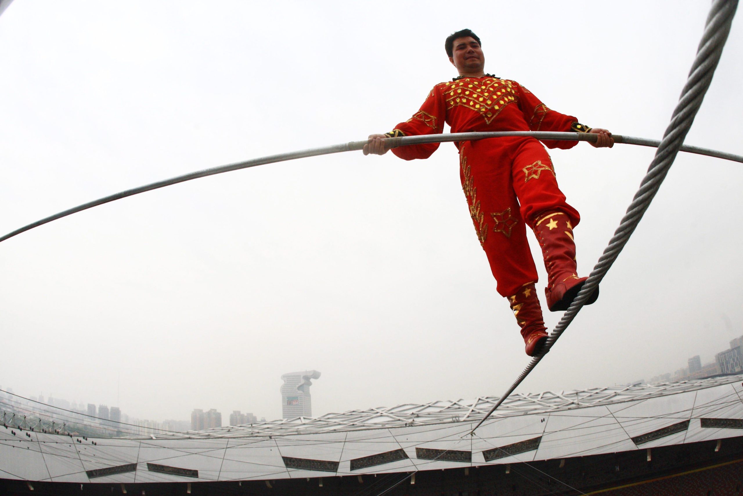 Il funambolo ci rende migliori: l'epopea di un uomo qualunque, l'eroe ...