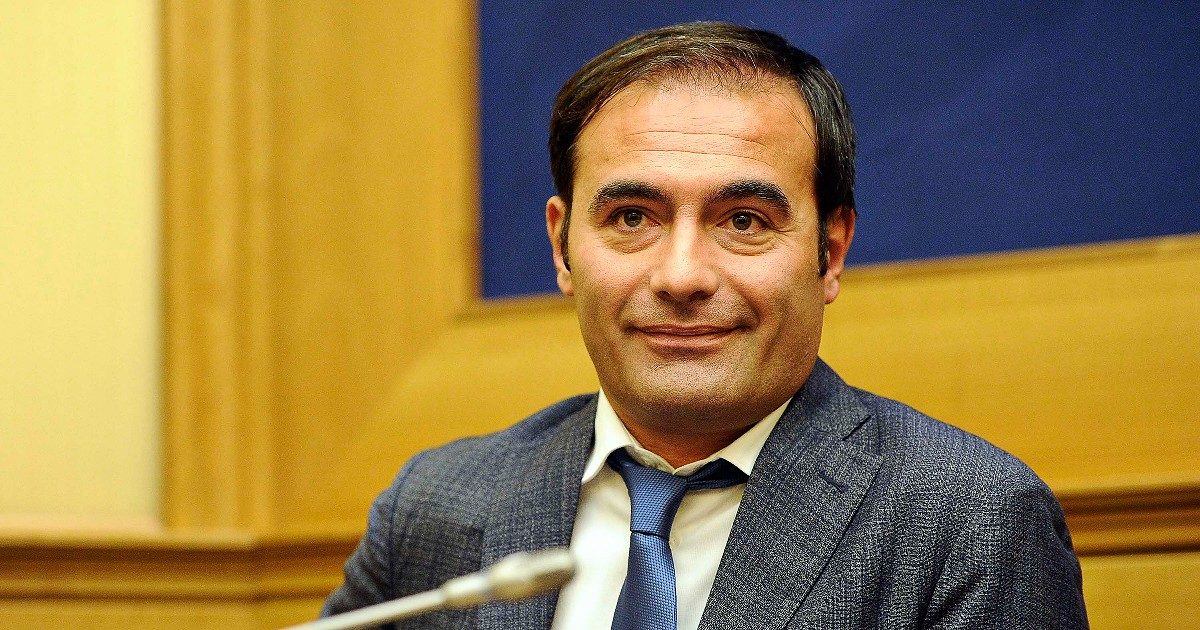 "Chi si ferma è perduto, mille anni ogni minuto": cita Dante e invece è ...