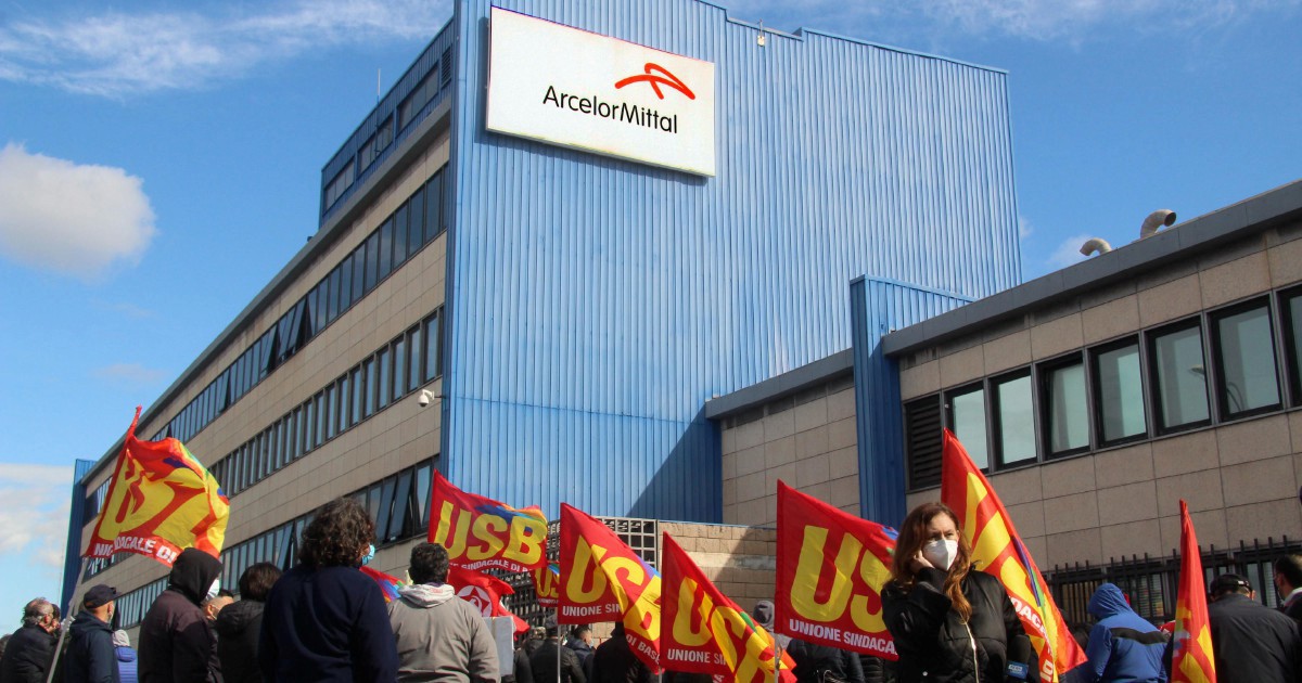 “Scusati e non ti licenziamo”. Il ricatto di Mittal agli operai - Il ...