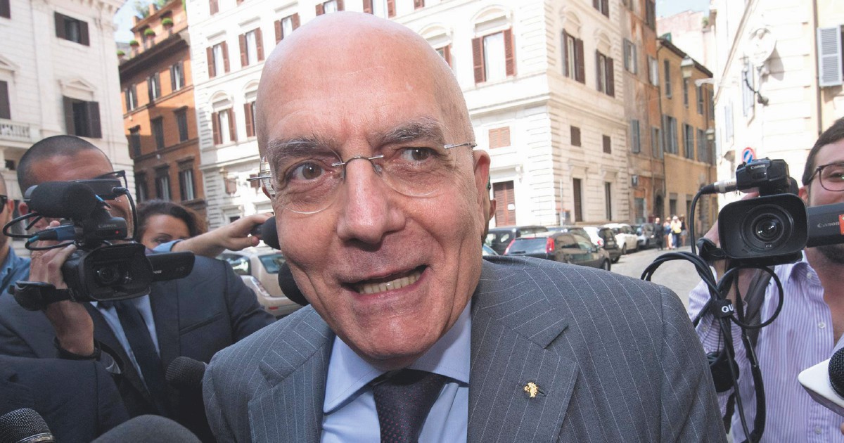 “Albertini si è autocandidato”. Ma lui mostra gli sms a Calenda - Il ...