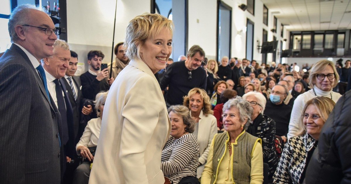 Lombardia, Moratti presenta la sua lista a Milano. In sala molti ex del ...