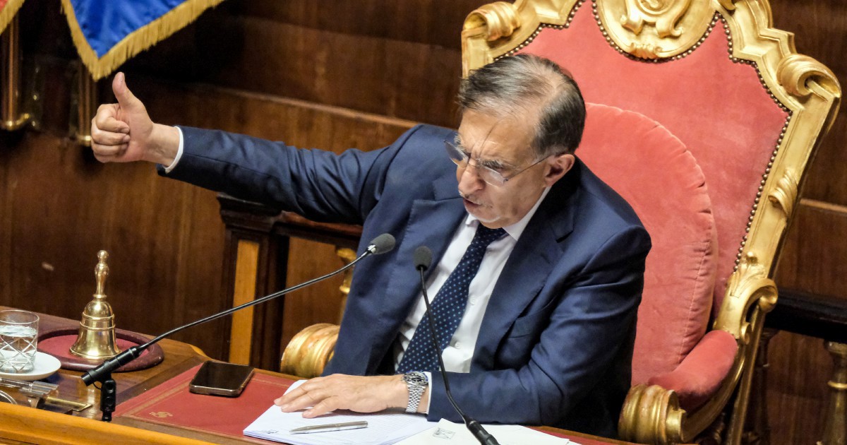 “La Russa deve dimettersi”. Oltre 100mila firme in Senato - Il Fatto ...