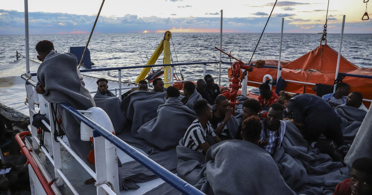 La nave Aurora di Sea Watch con 72 persone a bordo entra a Lampedusa ...