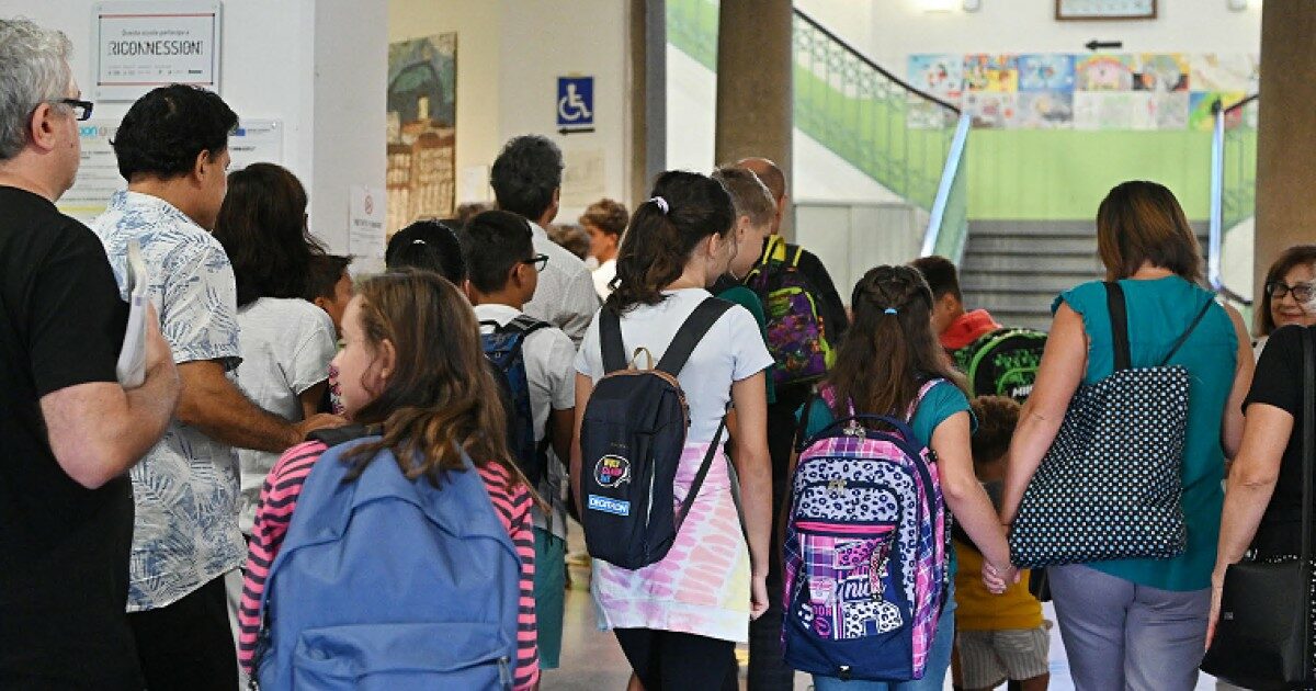 Fila indiana, bocca chiusa, 4 minuti per raggiungere l'aula: il codice ...