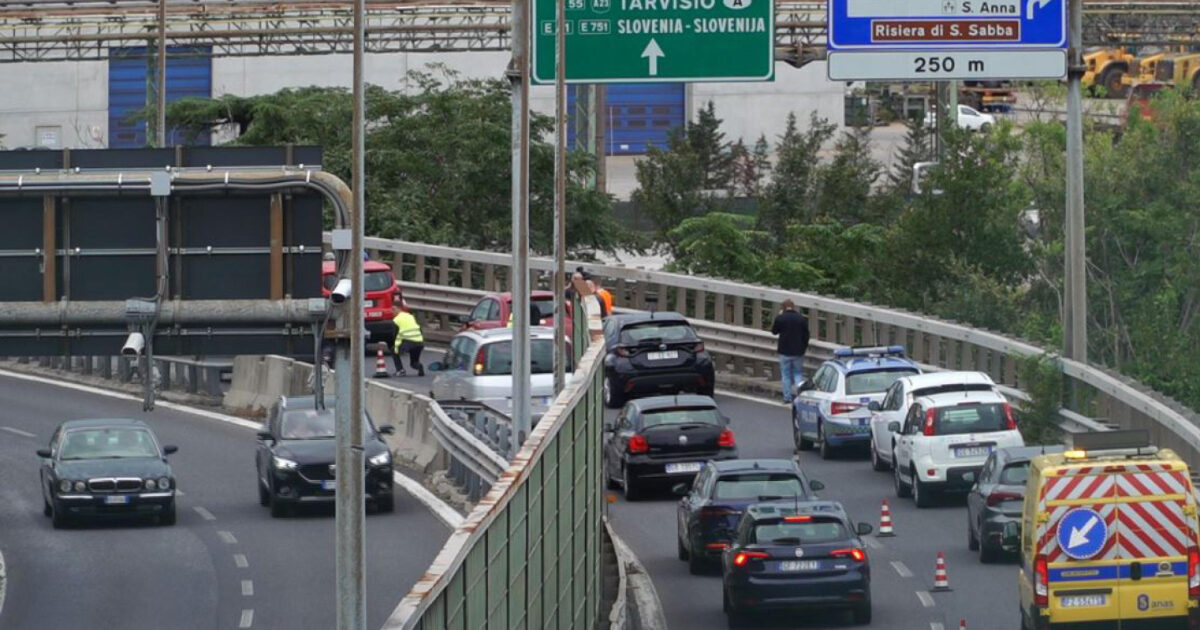 Impiccato al guardrail a Trieste, la Procura: "Decesso non appare ...