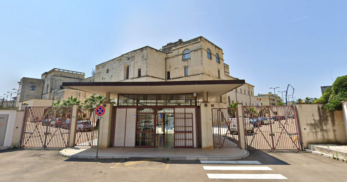 Lecce, lo zio gli vieta di andare a scuola e lo rinchiude in casa ...