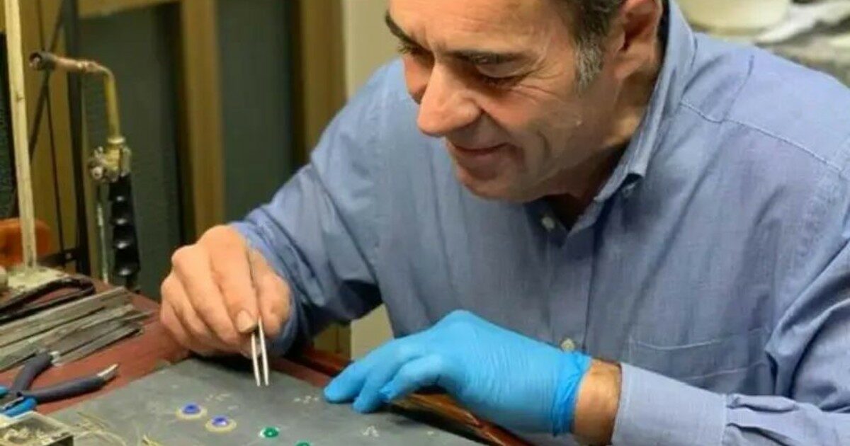 Uccide il padre a bastonate fuori da un locale: l'uomo era intervenuto ...