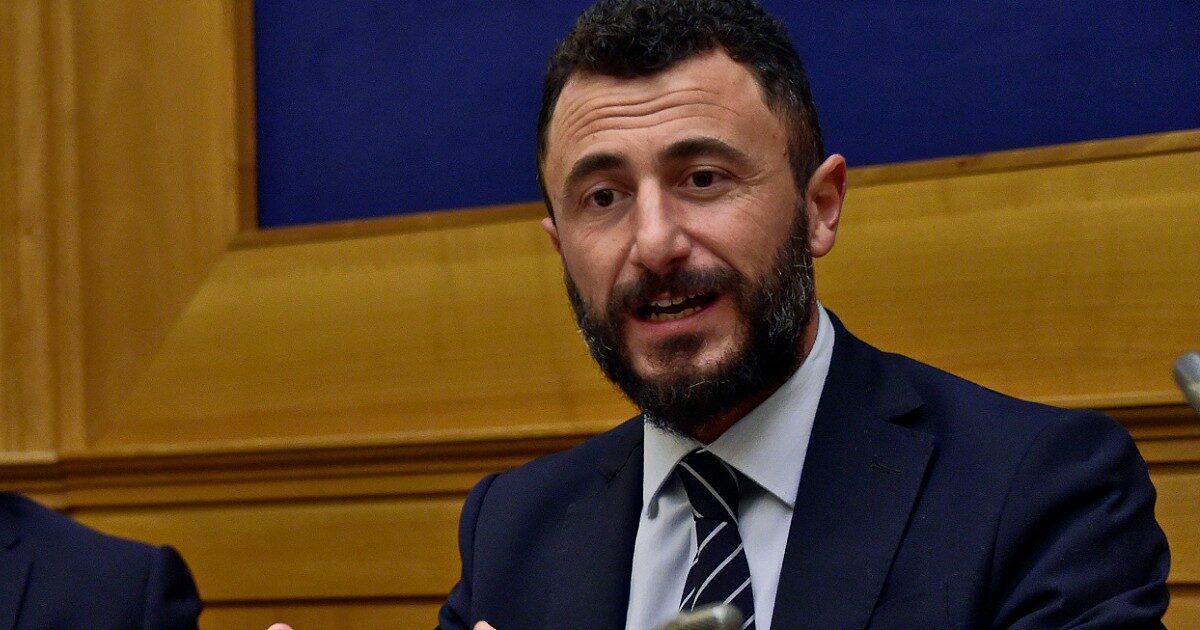 Caso Pozzolo, il caposcorta di Delmastro: "Istintivamente presi in mano ...