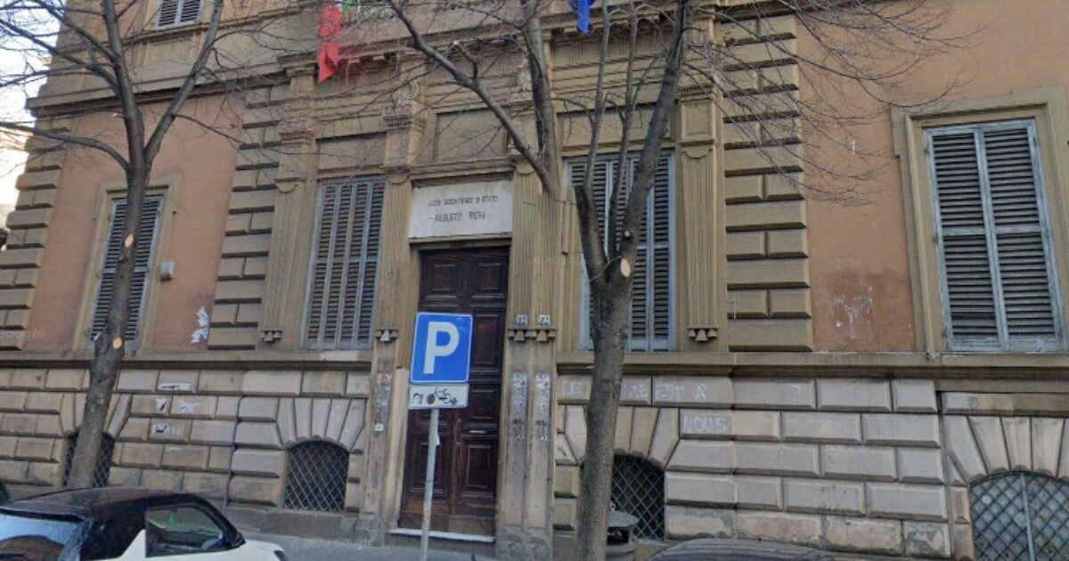 Gesto della pistola in Senato, un giorno di sospensione per lo studente ...