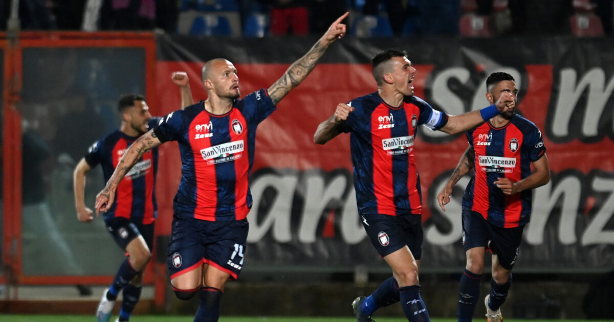 Terrore a Crotone: calciatori aggrediti dai tifosi mentre erano al mare con le loro famiglie ...