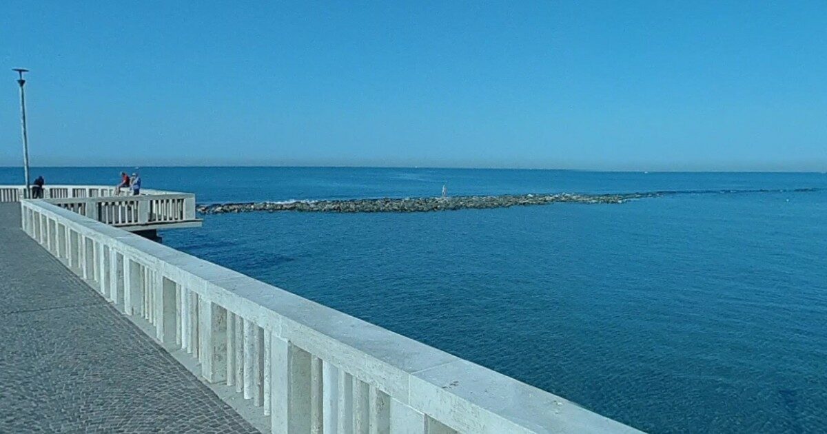 Si tuffa per gioco davanti alla fidanzata e non vede gli scogli ...