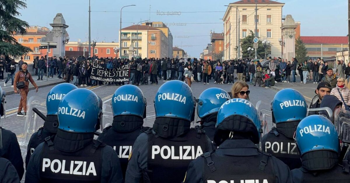 Questi picchiatori destrorsi sono soltanto manovalanza. Il problema ...