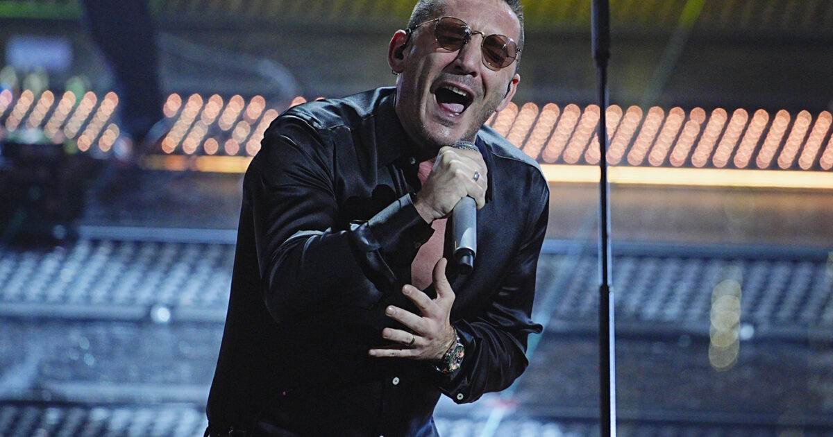 Sanremo 2025, Kekko dei Modà urla "Samuele" sul palco dell'Arsiton e i social si scatenano: "Ma ...