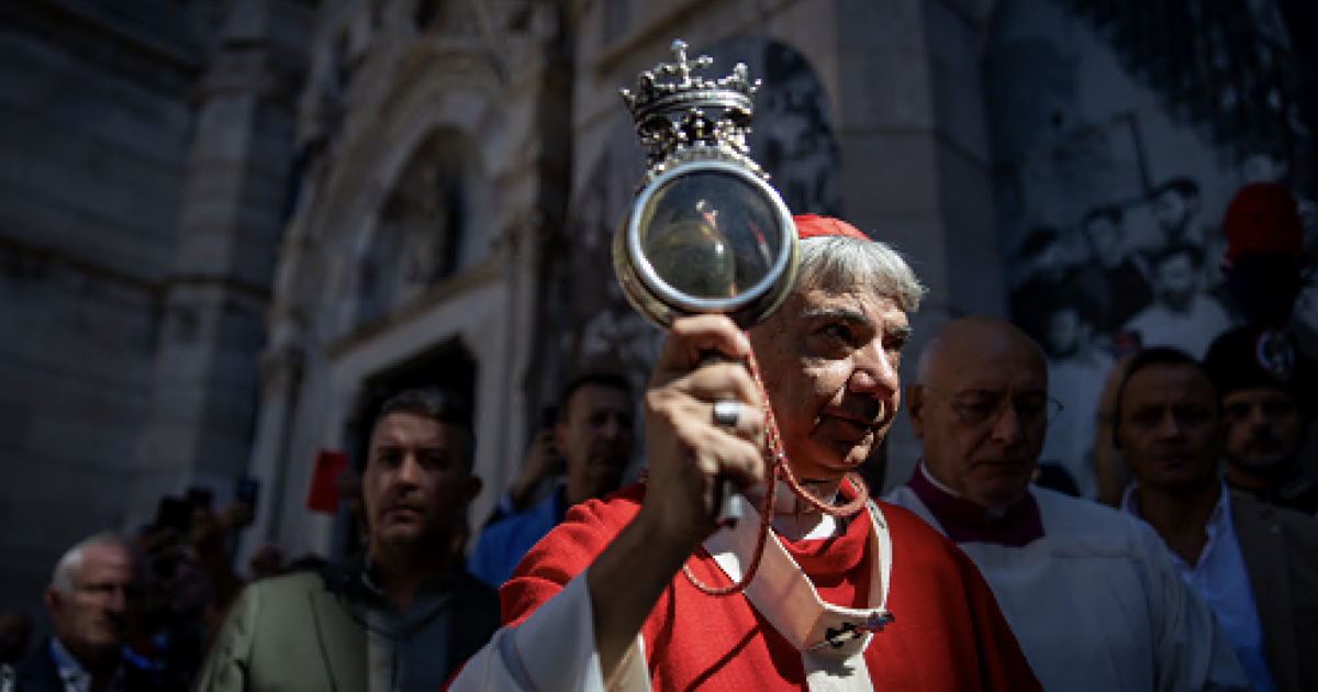 Il miracolo di San Gennaro si è rinnovato. Il sangue nell'ampolla, portata a spalla dai ...