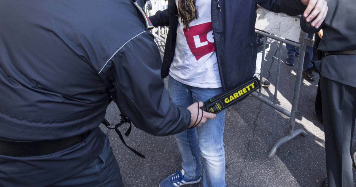 Metal detector nelle scuole: la circolare di Valditara e Piantedosi ...