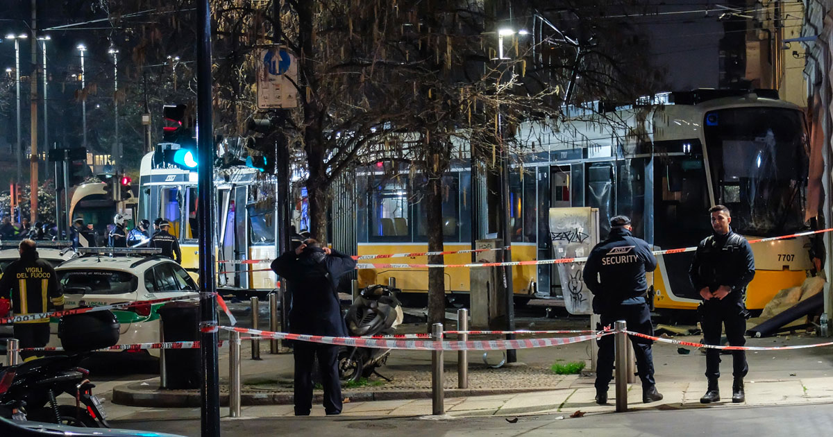 Milano, tram deraglia e finisce contro un palazzo: un morto e 39 feriti ...
